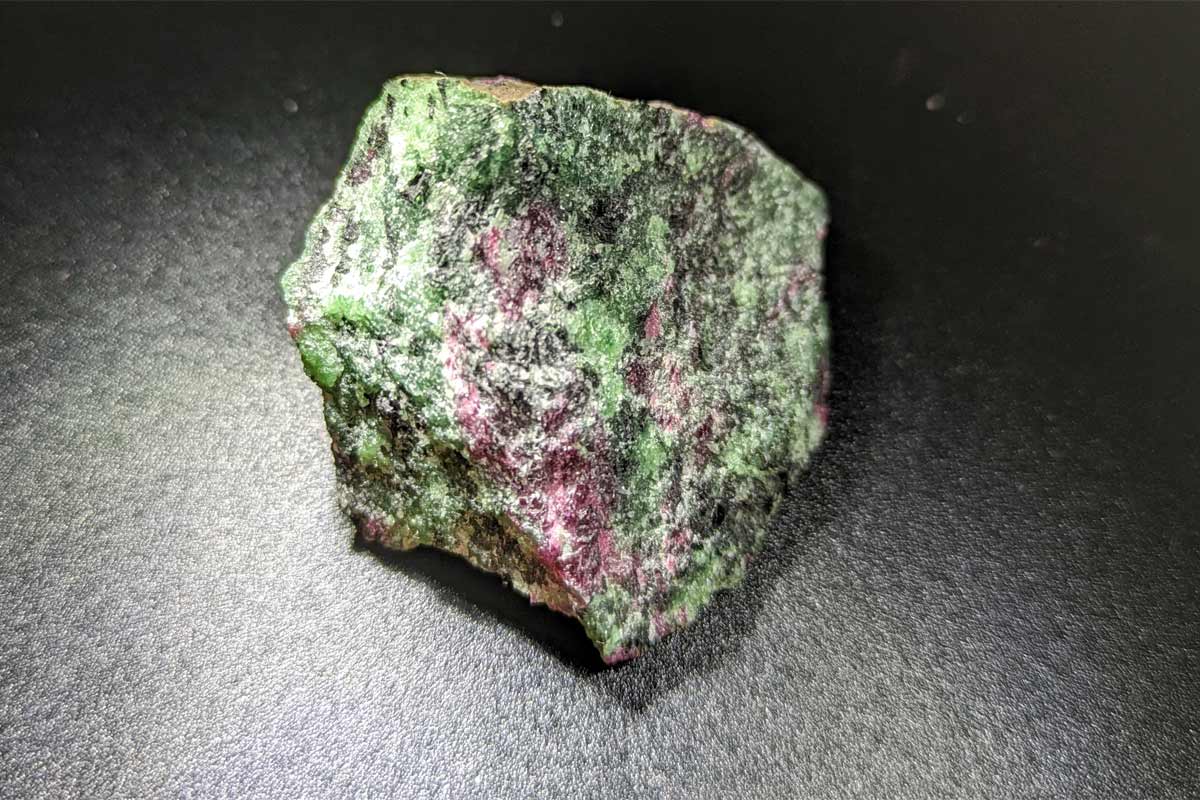 Rubin-Zoisit - Eigenschaften, Verwendung und Entstehung