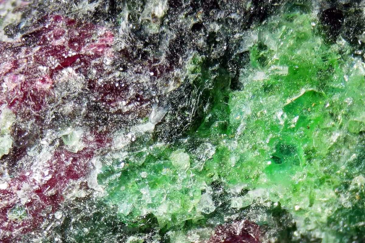 Rubin-Zoisit - Eigenschaften, Verwendung und Entstehung