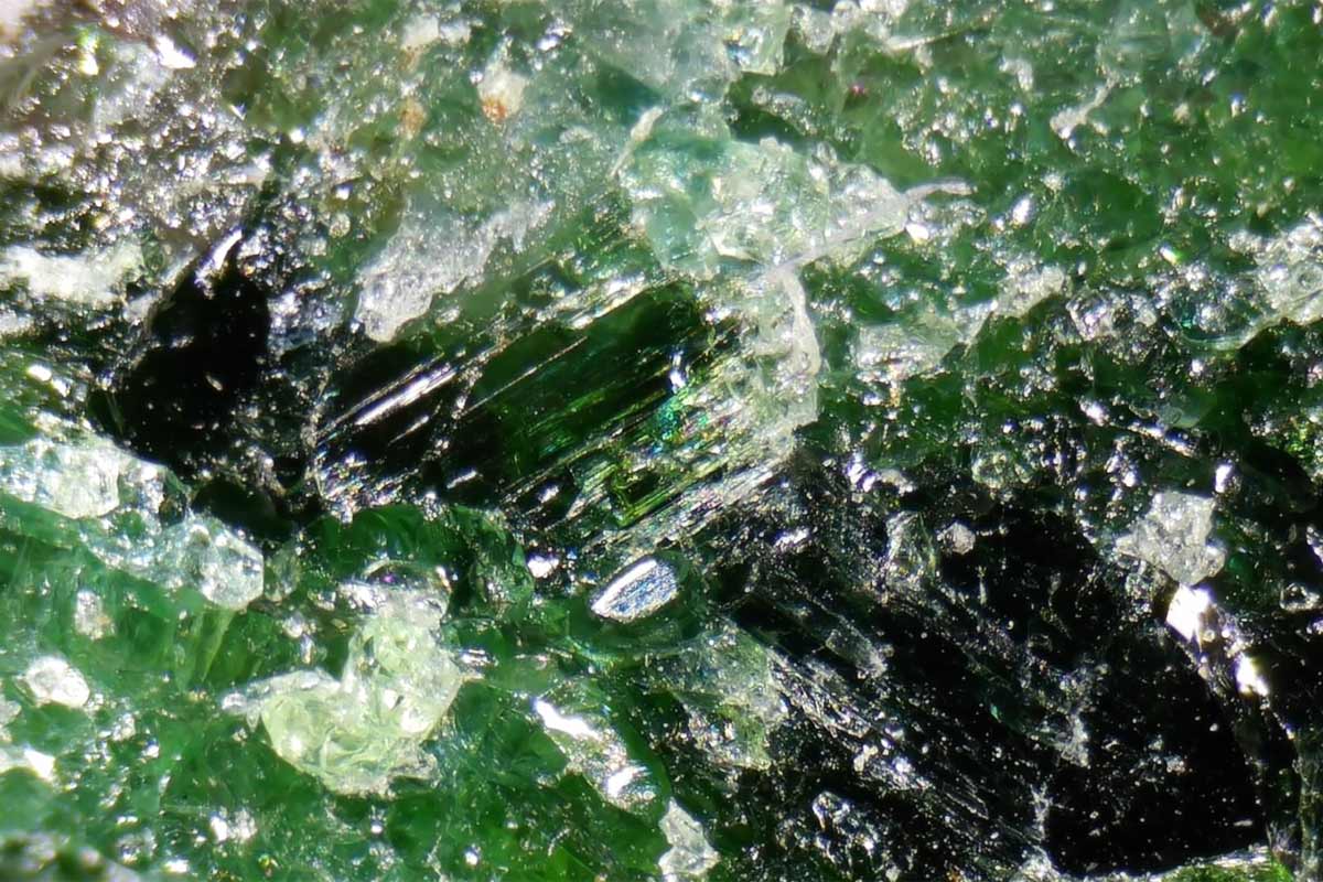 Rubin-Zoisit - Eigenschaften, Verwendung und Entstehung